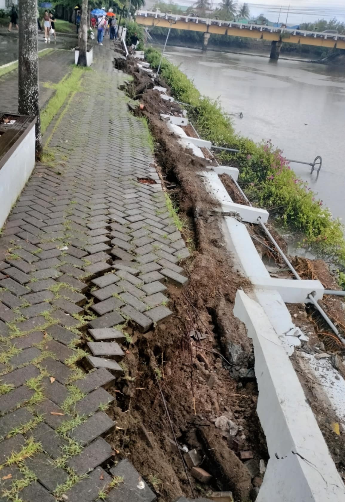 » River control’s collapse damages esplanade